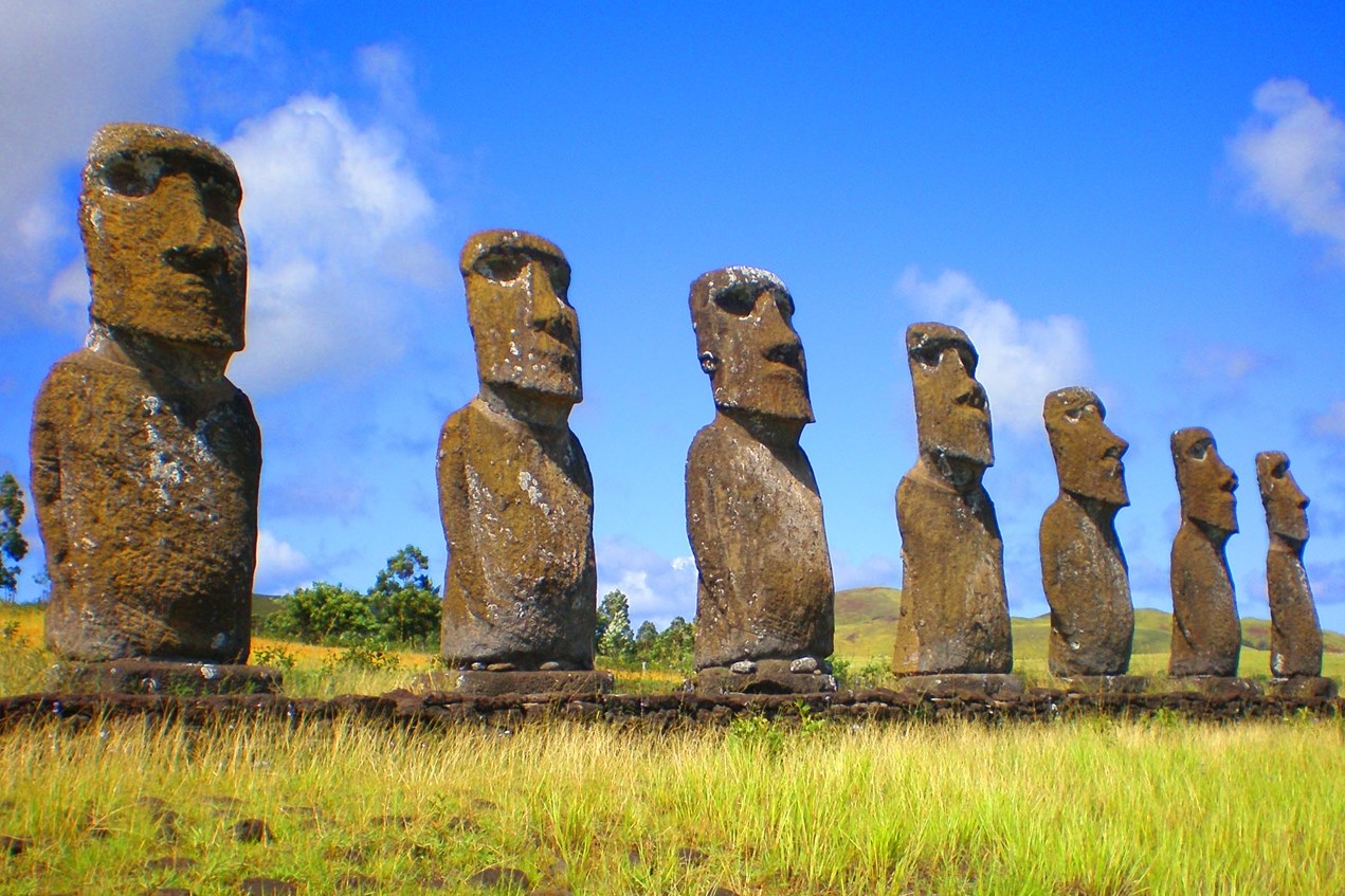 Tour Ahu Akivi in Easter Island | Rainbow Tours